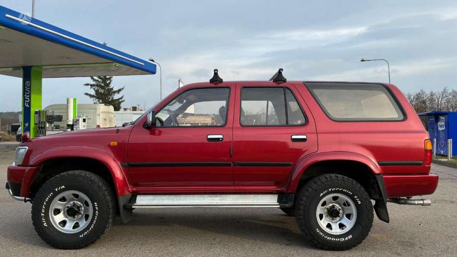 Red Toyota 4Runner 1995 in Vilnius, with an engine capacity of 2.98 L and mileage of 262 thousand km for 7500 €, photo 1 on AUTOMOTO.COM.LV