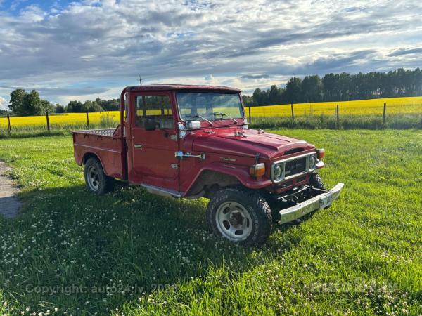 Sarkans Toyota 4Runner 1982 Tallina, ar dzinēja tilpumu 3.40 L un nobraukumu 190 tūkst. km par 14999 €, foto 1 vietnē AUTOMOTO.COM.LV