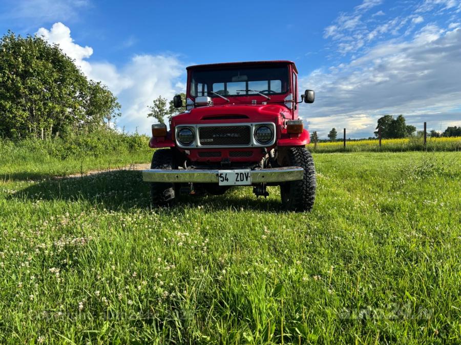 Sarkans Toyota 4Runner 1982 Tallina, ar dzinēja tilpumu 3.40 L un nobraukumu 190 tūkst. km par 14999 €, foto 3 vietnē AUTOMOTO.COM.LV
