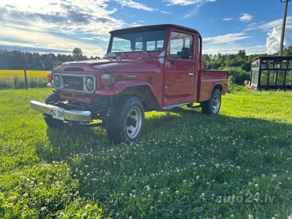 Sarkans Toyota 4Runner 1982 Tallina, ar dzinēja tilpumu 3.40 L un nobraukumu 190 tūkst. km par 14999 €, foto 9 vietnē AUTOMOTO.COM.LV
