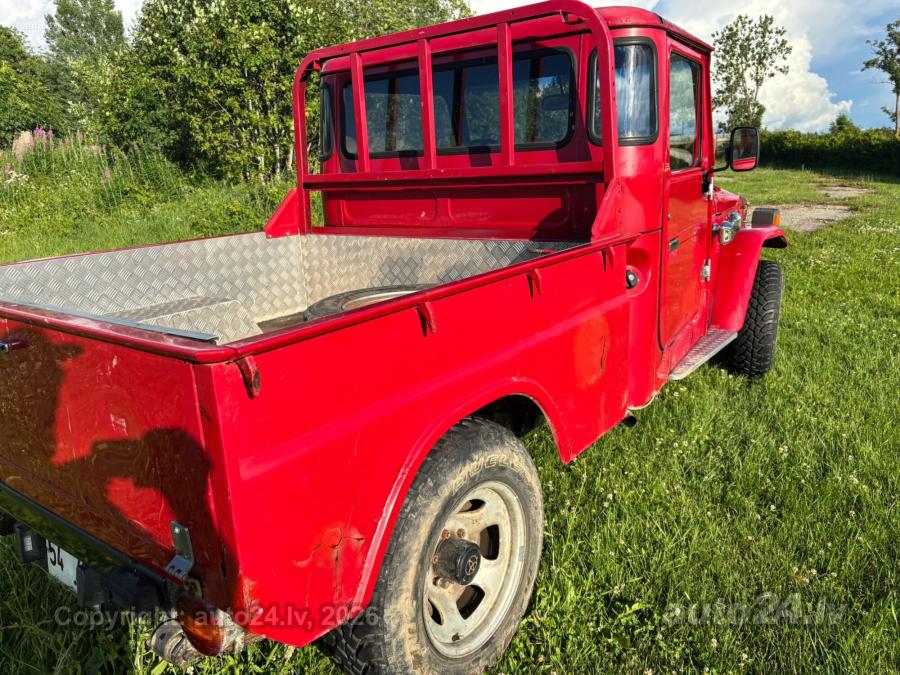 Sarkans Toyota 4Runner 1982 Tallina, ar dzinēja tilpumu 3.40 L un nobraukumu 190 tūkst. km par 14999 €, foto 11 vietnē AUTOMOTO.COM.LV