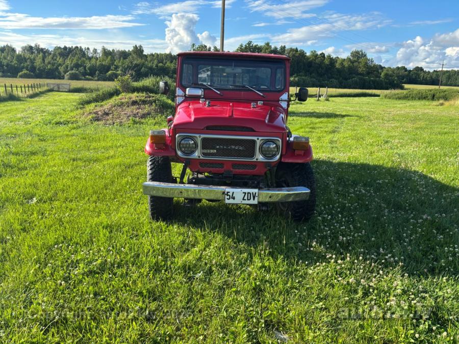 Sarkans Toyota 4Runner 1982 Tallina, ar dzinēja tilpumu 3.40 L un nobraukumu 190 tūkst. km par 14999 €, foto 13 vietnē AUTOMOTO.COM.LV