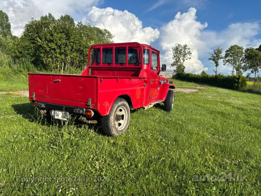 Sarkans Toyota 4Runner 1982 Tallina, ar dzinēja tilpumu 3.40 L un nobraukumu 190 tūkst. km par 14999 €, foto 15 vietnē AUTOMOTO.COM.LV
