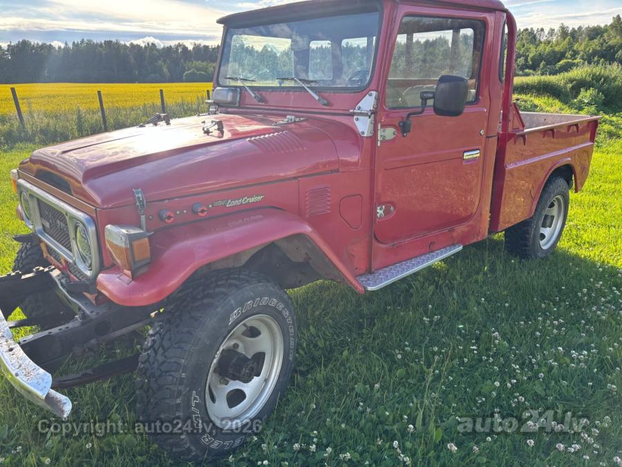 Sarkans Toyota 4Runner 1982 Tallina, ar dzinēja tilpumu 3.40 L un nobraukumu 190 tūkst. km par 14999 €, foto 18 vietnē AUTOMOTO.COM.LV