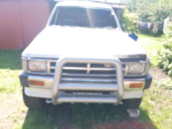 White Toyota 4Runner 1989 in Marijampole, with an engine capacity of 2.40 L and mileage of 195 thousand km for 950 €, photo 5 on AUTOMOTO.COM.LV