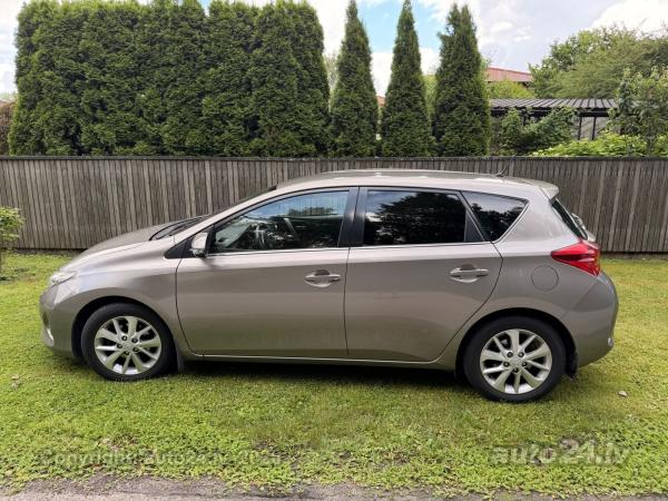 Smilšu krāsa Toyota Auris 2013 Tallina, ar dzinēja tilpumu 1.60 L un nobraukumu 118 tūkst. km par 6900 €, foto 3 vietnē AUTOMOTO.COM.LV