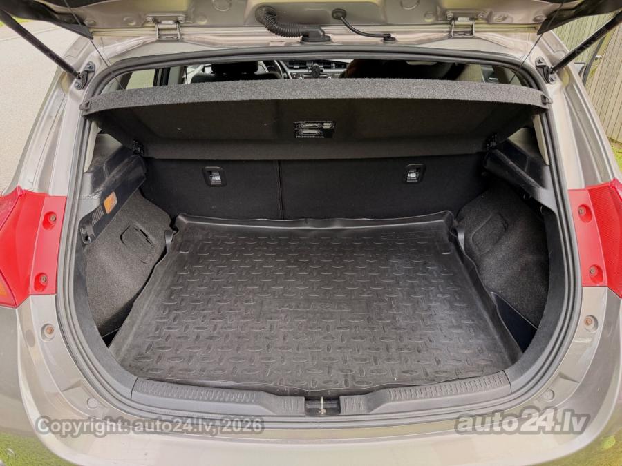 Smilšu krāsa Toyota Auris 2013 Tallina, ar dzinēja tilpumu 1.60 L un nobraukumu 118 tūkst. km par 6900 €, foto 6 vietnē AUTOMOTO.COM.LV