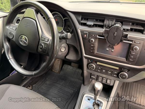 Beige Toyota Auris 2013 in Tallinn, with an engine capacity of 1.60 L and mileage of 118 thousand km for 6900 €, photo 6 on AUTOMOTO.COM.LV