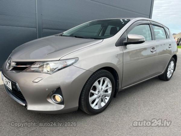 Beige Toyota Auris 2014 in Kuressaare, with an engine capacity of 1.60 L and mileage of 130 thousand km for 9100 €, photo 1 on AUTOMOTO.COM.LV