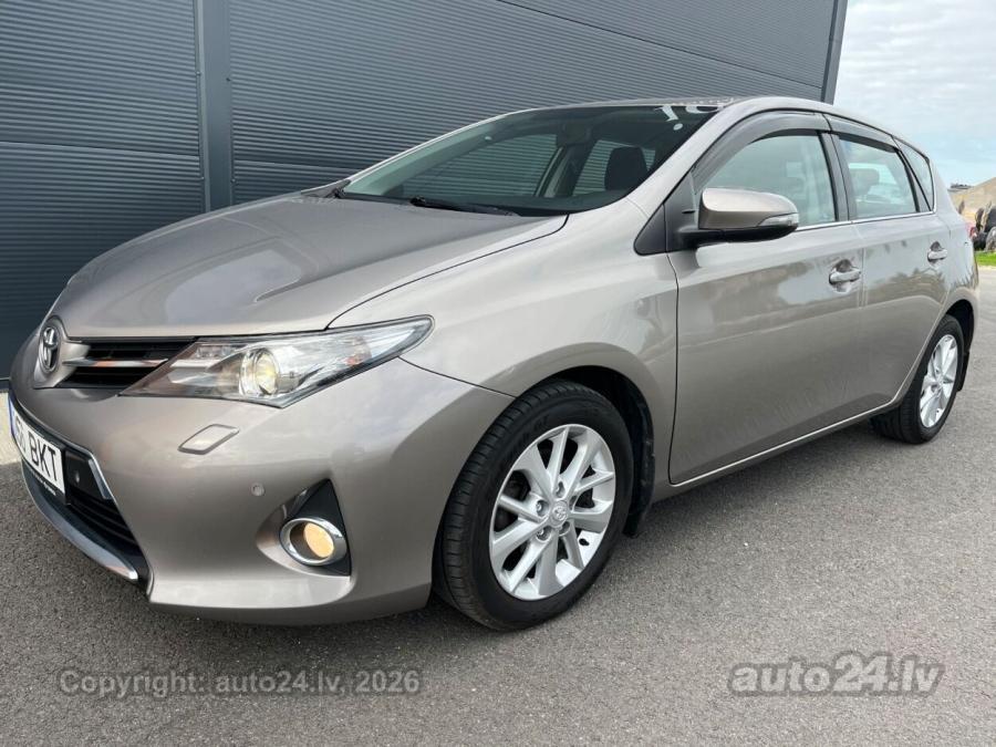 Beige Toyota Auris 2014 in Kuressaare, with an engine capacity of 1.60 L and mileage of 130 thousand km for 9100 €, photo 1 on AUTOMOTO.COM.LV