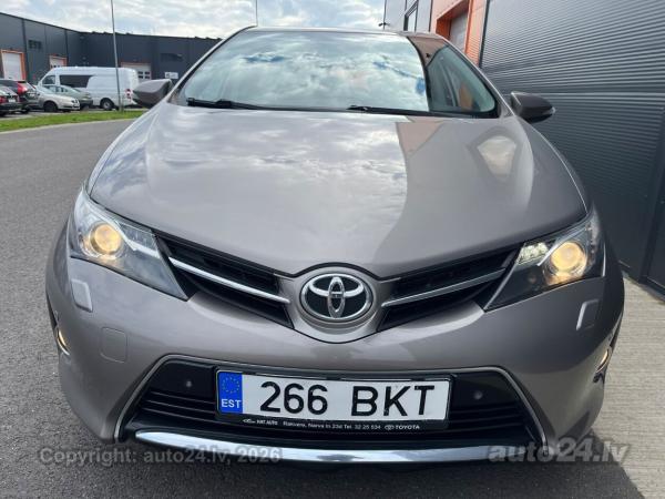 Beige Toyota Auris 2014 in Kuressaare, with an engine capacity of 1.60 L and mileage of 130 thousand km for 9100 €, photo 2 on AUTOMOTO.COM.LV