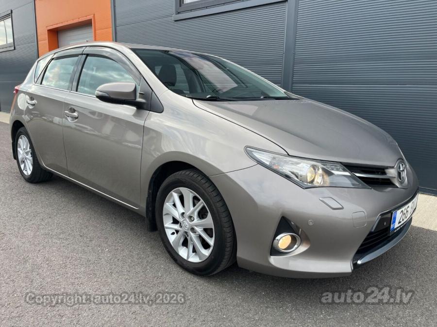 Beige Toyota Auris 2014 in Kuressaare, with an engine capacity of 1.60 L and mileage of 130 thousand km for 9100 €, photo 3 on AUTOMOTO.COM.LV