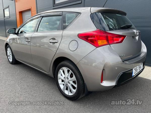 Beige Toyota Auris 2014 in Kuressaare, with an engine capacity of 1.60 L and mileage of 130 thousand km for 9100 €, photo 4 on AUTOMOTO.COM.LV