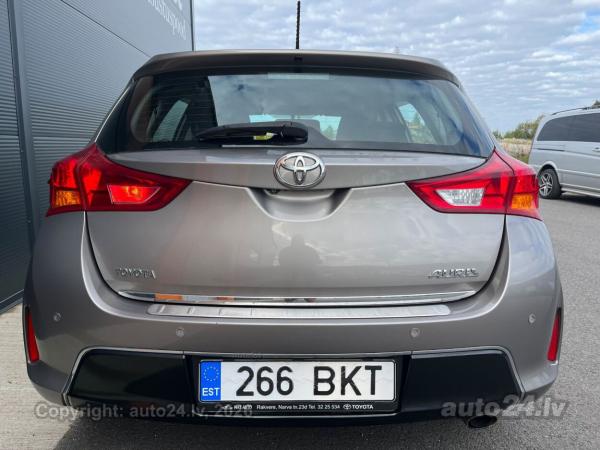 Beige Toyota Auris 2014 in Kuressaare, with an engine capacity of 1.60 L and mileage of 130 thousand km for 9100 €, photo 5 on AUTOMOTO.COM.LV