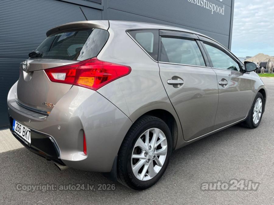 Beige Toyota Auris 2014 in Kuressaare, with an engine capacity of 1.60 L and mileage of 130 thousand km for 9100 €, photo 6 on AUTOMOTO.COM.LV