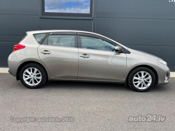 Beige Toyota Auris 2014 in Kuressaare, with an engine capacity of 1.60 L and mileage of 130 thousand km for 9100 €, photo 7 on AUTOMOTO.COM.LV