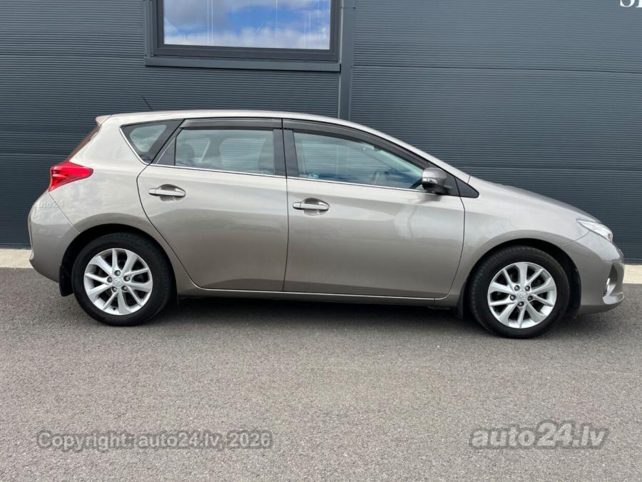Beige Toyota Auris 2014 in Kuressaare, with an engine capacity of 1.60 L and mileage of 130 thousand km for 9100 €, photo 7 on AUTOMOTO.COM.LV