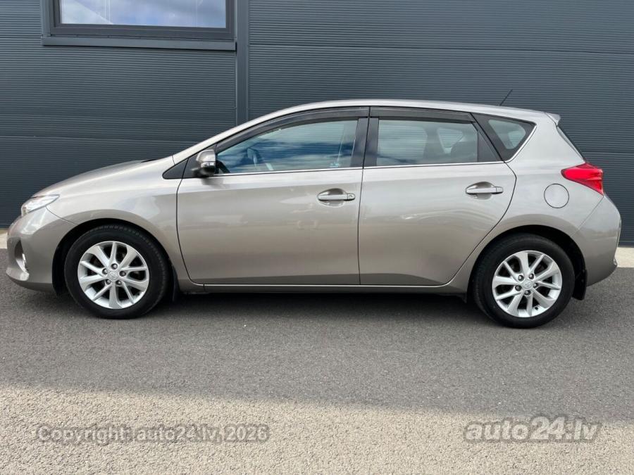 Beige Toyota Auris 2014 in Kuressaare, with an engine capacity of 1.60 L and mileage of 130 thousand km for 9100 €, photo 8 on AUTOMOTO.COM.LV