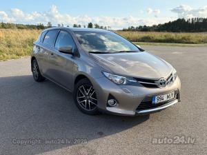 Beige Toyota Auris 2015 in Tallinn, with an engine capacity of 1.80 L and mileage of 121 thousand km for 10500 €, photo 1 on AUTOMOTO.COM.LV