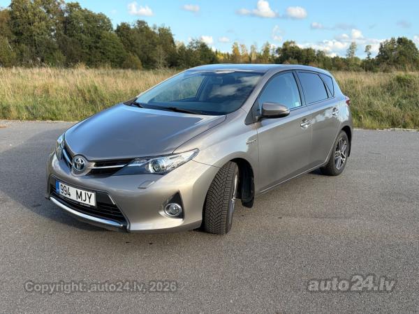 Beige Toyota Auris 2015 in Tallinn, with an engine capacity of 1.80 L and mileage of 121 thousand km for 10500 €, photo 3 on AUTOMOTO.COM.LV