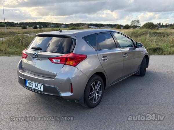 Beige Toyota Auris 2015 in Tallinn, with an engine capacity of 1.80 L and mileage of 121 thousand km for 10500 €, photo 5 on AUTOMOTO.COM.LV