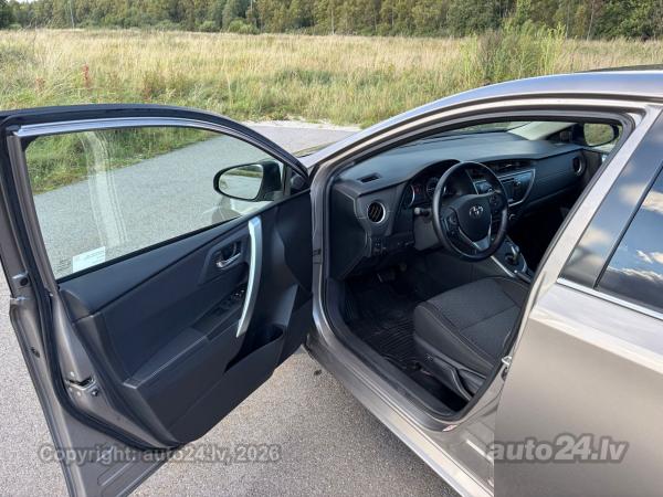 Beige Toyota Auris 2015 in Tallinn, with an engine capacity of 1.80 L and mileage of 121 thousand km for 10500 €, photo 6 on AUTOMOTO.COM.LV