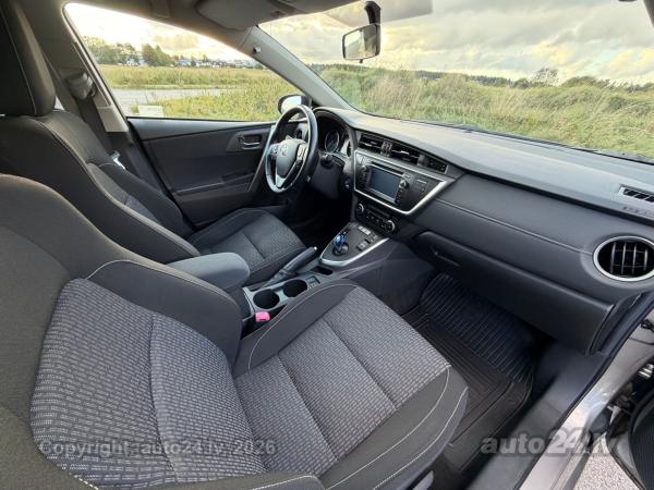 Beige Toyota Auris 2015 in Tallinn, with an engine capacity of 1.80 L and mileage of 121 thousand km for 10500 €, photo 11 on AUTOMOTO.COM.LV