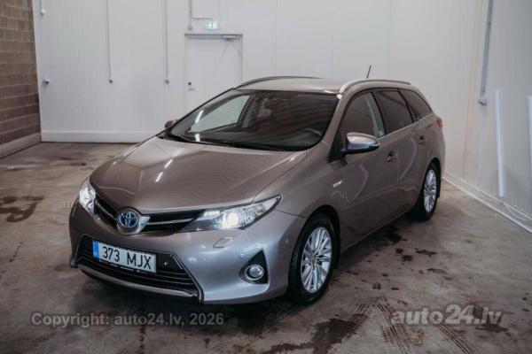Beige Toyota Auris 2015 in Tallinn, with an engine capacity of 1.80 L and mileage of 199 thousand km for 8990 €, photo 2 on AUTOMOTO.COM.LV