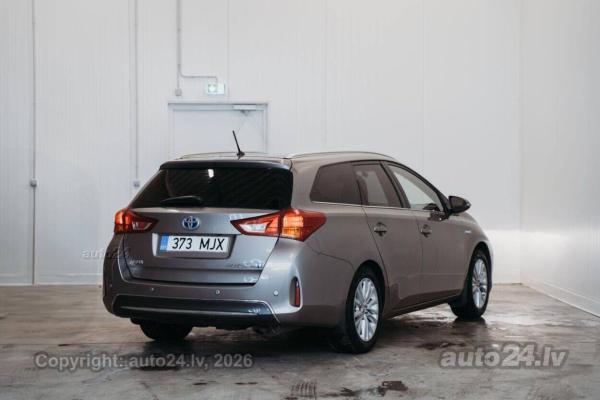 Beige Toyota Auris 2015 in Tallinn, with an engine capacity of 1.80 L and mileage of 199 thousand km for 8990 €, photo 4 on AUTOMOTO.COM.LV