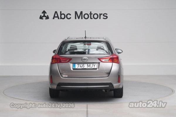 Smilšu krāsa Toyota Auris 2015 Tallina, ar dzinēja tilpumu 1.60 L un nobraukumu 148 tūkst. km par 9900 €, foto 5 vietnē AUTOMOTO.COM.LV