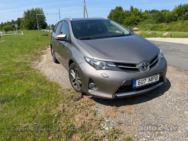 Beige Toyota Auris 2015 in Tallinn, with an engine capacity of 1.80 L and mileage of 299 thousand km for 6200 €, photo 1 on AUTOMOTO.COM.LV