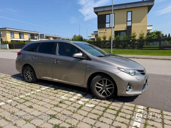 Beige Toyota Auris 2015 in Tallinn, with an engine capacity of 1.80 L and mileage of 299 thousand km for 6200 €, photo 3 on AUTOMOTO.COM.LV