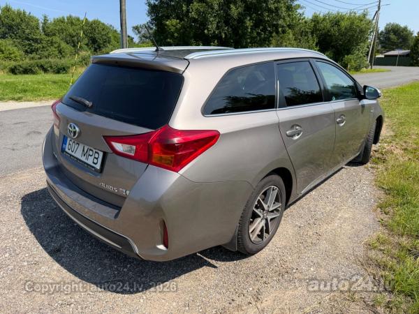 Beige Toyota Auris 2015 in Tallinn, with an engine capacity of 1.80 L and mileage of 299 thousand km for 6200 €, photo 4 on AUTOMOTO.COM.LV