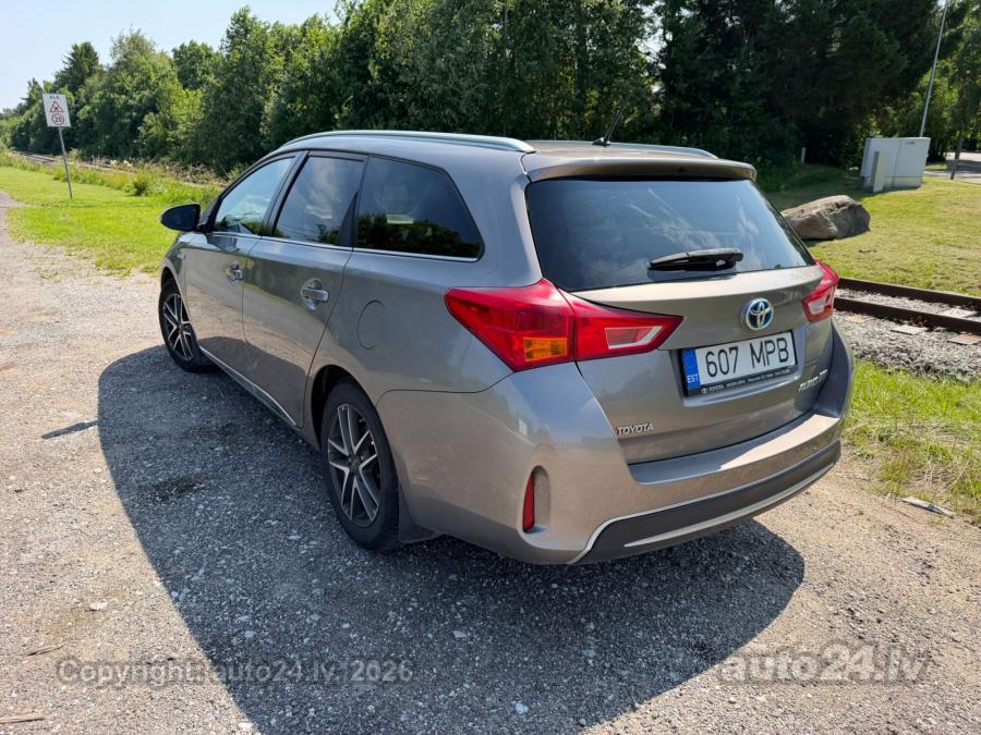 Smilšu krāsa Toyota Auris 2015 Tallina, ar dzinēja tilpumu 1.80 L un nobraukumu 299 tūkst. km par 6200 €, foto 6 vietnē AUTOMOTO.COM.LV