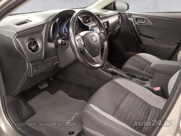 Smilšu krāsa Toyota Auris 2016 Tallina, ar dzinēja tilpumu 1.60 L un nobraukumu 172 tūkst. km par 9990 €, foto 3 vietnē AUTOMOTO.COM.LV