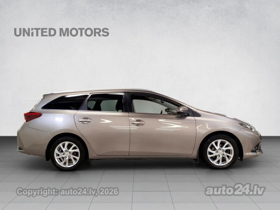 Smilšu krāsa Toyota Auris 2016 Tallina, ar dzinēja tilpumu 1.60 L un nobraukumu 172 tūkst. km par 9990 €, foto 12 vietnē AUTOMOTO.COM.LV