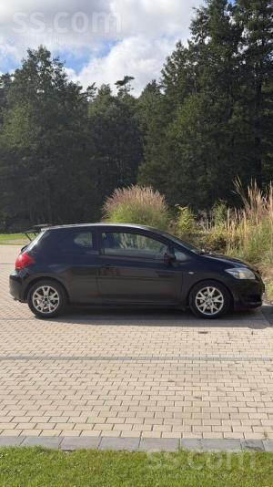 Black Toyota Auris 2007 in Riga, with an engine capacity of 2.20 L and mileage of 277 thousand km for 2150 €, photo 3 on AUTOMOTO.COM.LV