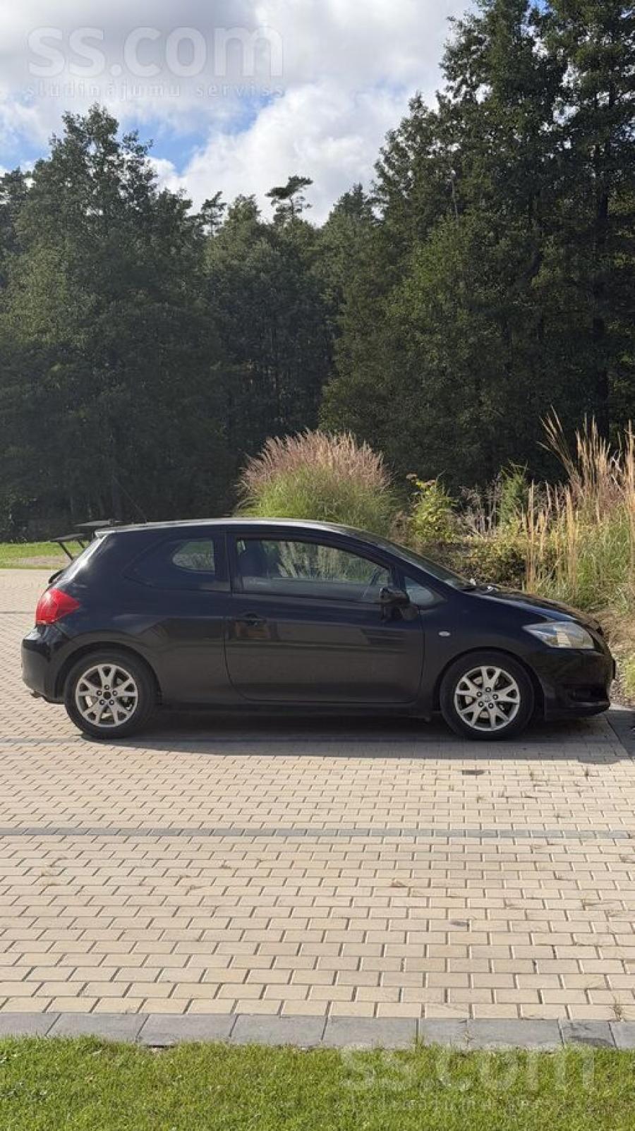 Black Toyota Auris 2007 in Riga, with an engine capacity of 2.20 L and mileage of 277 thousand km for 2150 €, photo 3 on AUTOMOTO.COM.LV