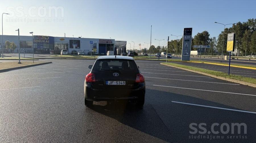 Black Toyota Auris 2007 in Riga, with an engine capacity of 2.20 L and mileage of 277 thousand km for 2150 €, photo 5 on AUTOMOTO.COM.LV