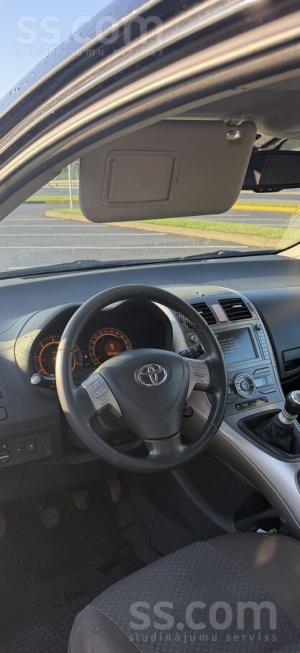 Black Toyota Auris 2007 in Riga, with an engine capacity of 2.20 L and mileage of 277 thousand km for 2150 €, photo 6 on AUTOMOTO.COM.LV