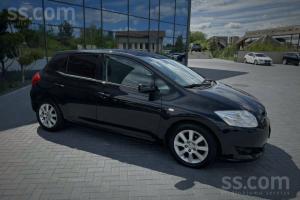 Melns Toyota Auris 2004 Viļņa, ar dzinēja tilpumu 1.40 L un nobraukumu 217 tūkst. km par 4299 €, foto 2 vietnē AUTOMOTO.COM.LV