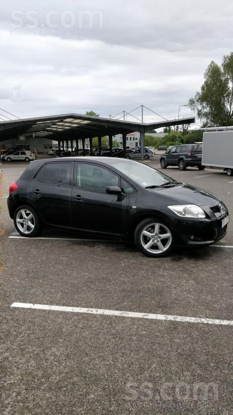 Black Toyota Auris 2007 in Riga, with an engine capacity of 1.60 L and mileage of 228 thousand km for 3300 €, photo 2 on AUTOMOTO.COM.LV