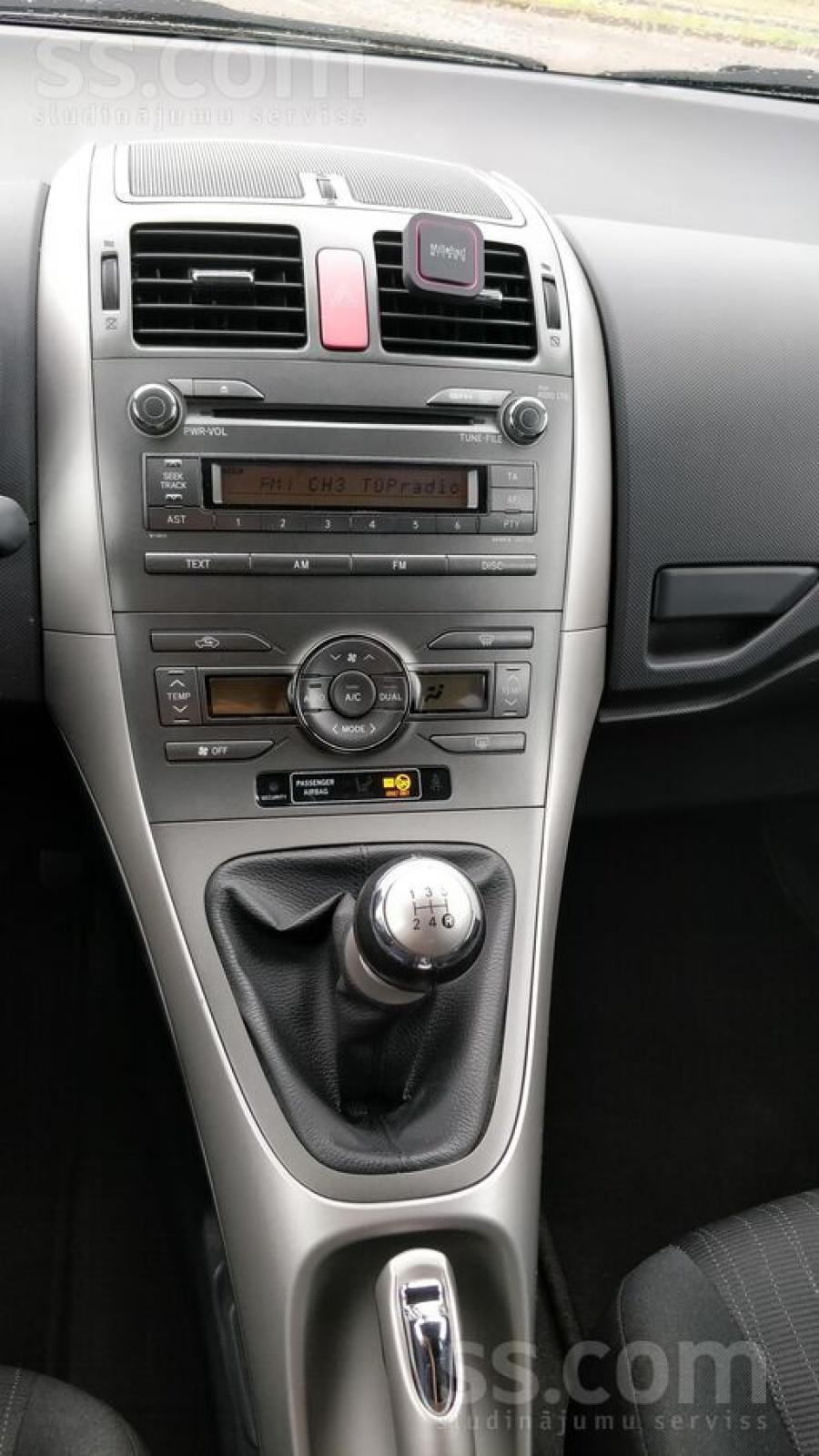 Black Toyota Auris 2007 in Riga, with an engine capacity of 1.60 L and mileage of 228 thousand km for 3300 €, photo 4 on AUTOMOTO.COM.LV
