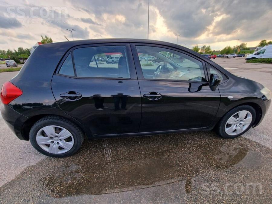 Black Toyota Auris 2007 in Daugavpils, with an engine capacity of 2.00 L and mileage of 268 thousand km for 1850 €, photo 7 on AUTOMOTO.COM.LV