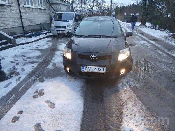 Black Toyota Auris 2007 in Riga, with an engine capacity of 1.40 L and mileage of 418 thousand km for 1800 €, photo 1 on AUTOMOTO.COM.LV