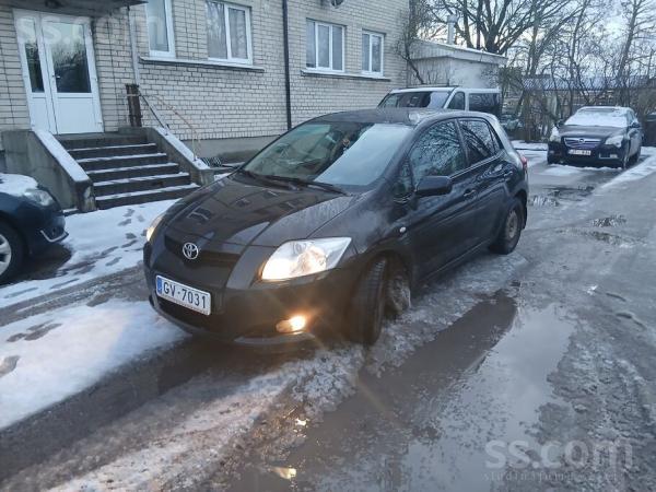 Black Toyota Auris 2007 in Riga, with an engine capacity of 1.40 L and mileage of 418 thousand km for 1800 €, photo 2 on AUTOMOTO.COM.LV