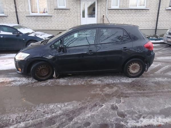 Black Toyota Auris 2007 in Riga, with an engine capacity of 1.40 L and mileage of 418 thousand km for 1800 €, photo 3 on AUTOMOTO.COM.LV