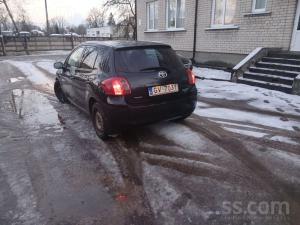 Black Toyota Auris 2007 in Riga, with an engine capacity of 1.40 L and mileage of 418 thousand km for 1800 €, photo 4 on AUTOMOTO.COM.LV