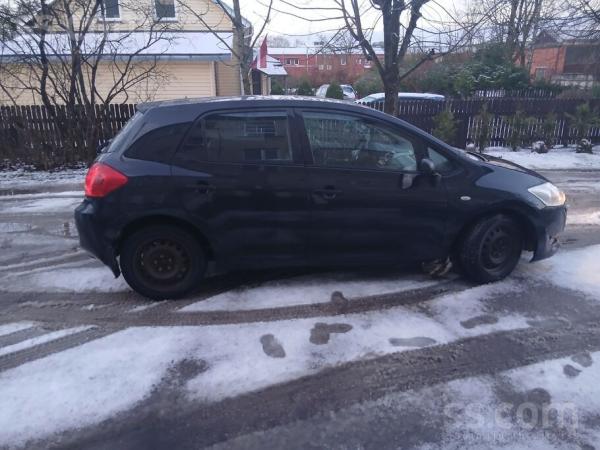 Black Toyota Auris 2007 in Riga, with an engine capacity of 1.40 L and mileage of 418 thousand km for 1800 €, photo 5 on AUTOMOTO.COM.LV