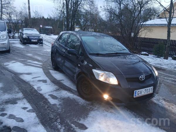 Black Toyota Auris 2007 in Riga, with an engine capacity of 1.40 L and mileage of 418 thousand km for 1800 €, photo 6 on AUTOMOTO.COM.LV